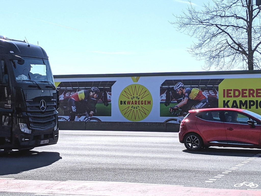 Vrijwilligers vaccinatiecentrum enig publiek bij start BK Wielrennen ...